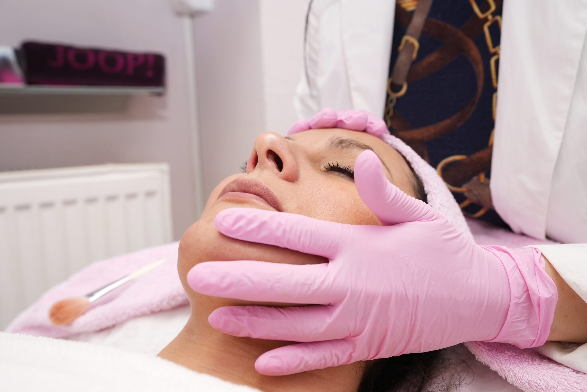 Microneedling-Dermapen mit Rad RF und Goldnadeln – Aura Beauty Massage ...